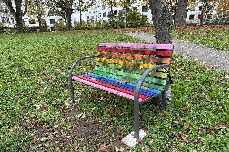 Regenbogenbank am Mainzer Hartenbergpark beschmiert