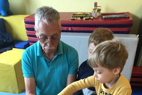 Nachhaltigkeit für Kinder: Aktive des Repair-Cafés Nieder-Olm in Kitas ...