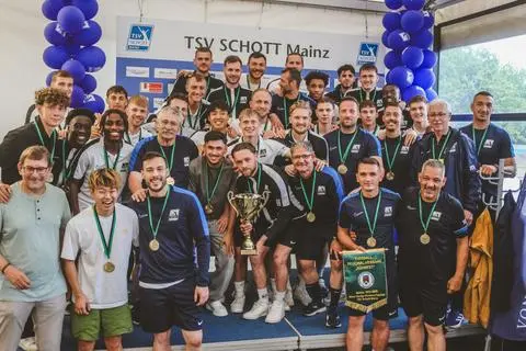 TSV Schott Mainz: Meister-Ehrung im Zelt nach Spielabbruch