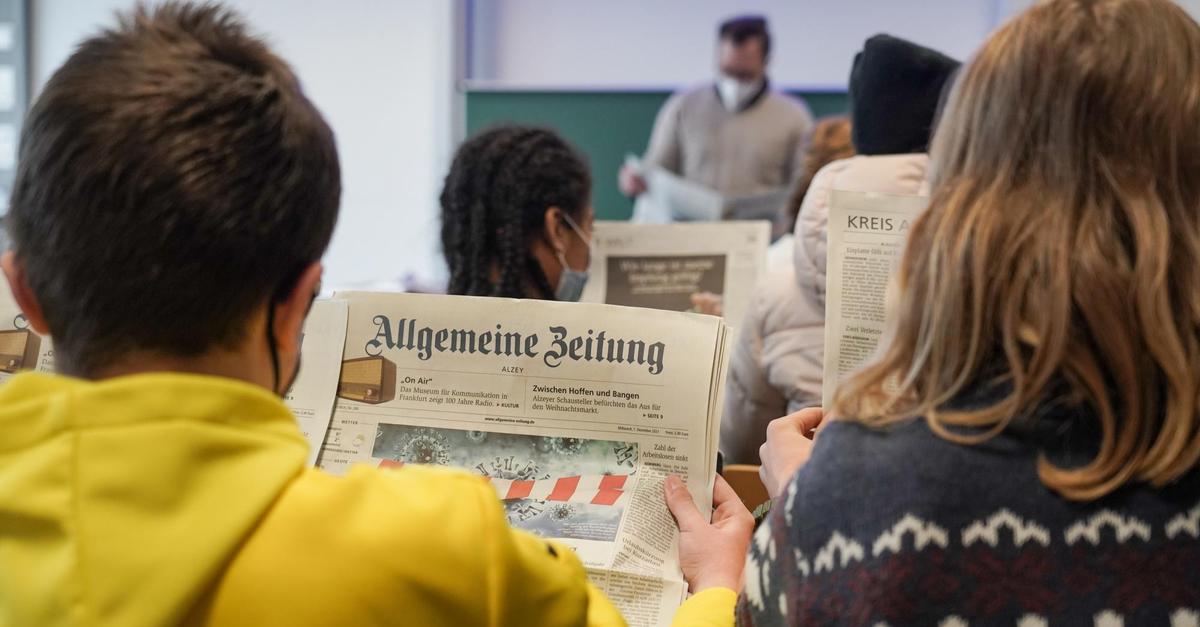 Schüler lesen Zeitung: Alzeyer ELG-Schüler drehen Spieß um