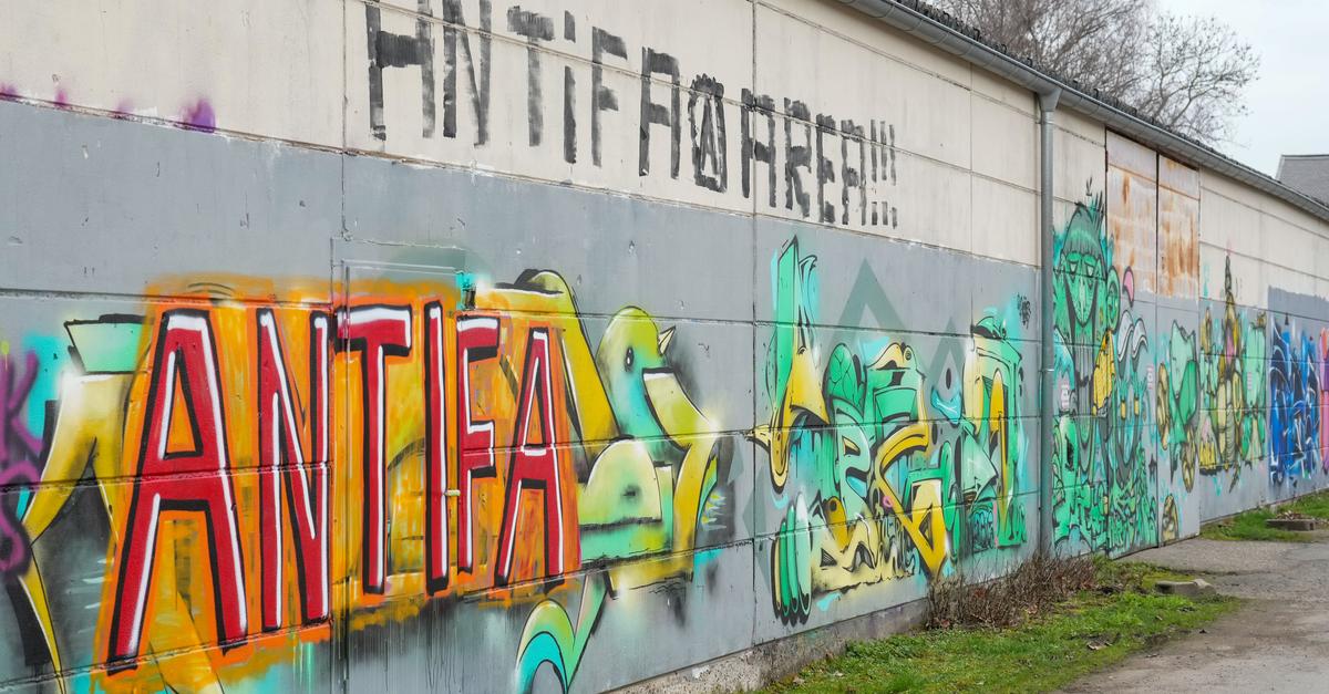 JUKU-Kunstwerk mit Antifa-Schmiererei zerstört