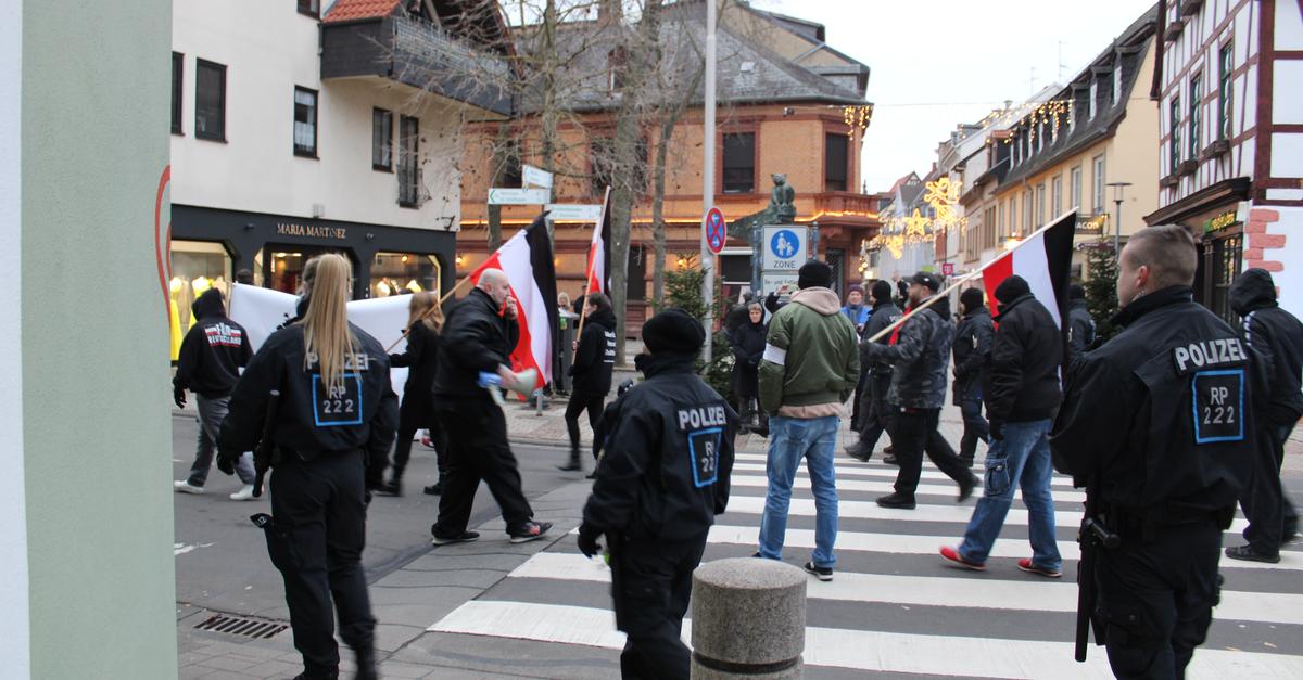 Mini-Nazi-Demo in Alzey von Gegendemonstranten übertönt
