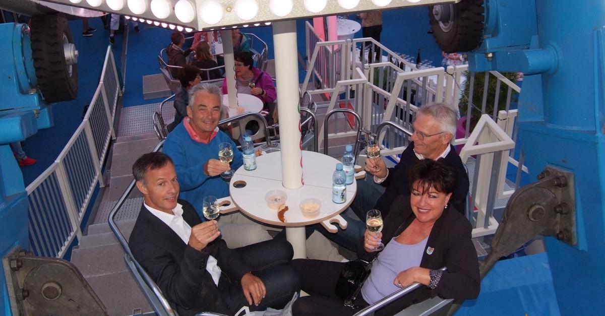 Winzer ringen um die Weinprobe im Riesenrad