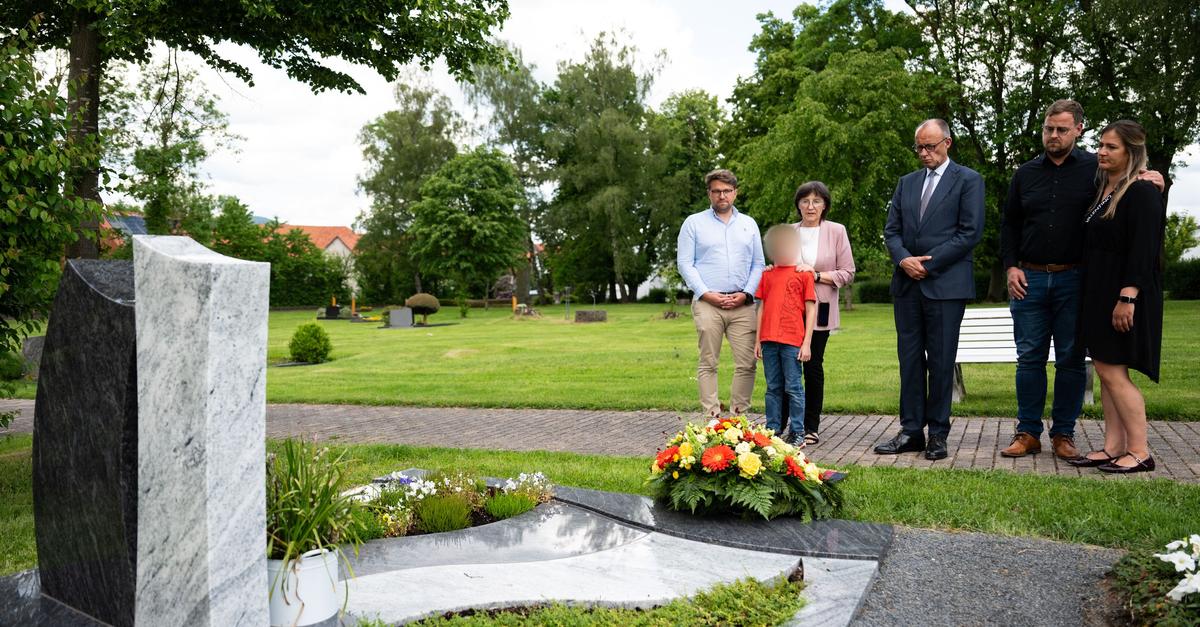Bundeskanzler Merz besucht Grab von Walter Lübcke