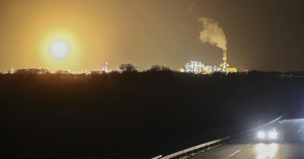 BASF: Fackel des "Steamcrackers" weithin sichtbar