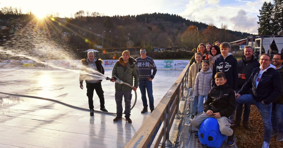 Größte Eisbahn der Region eröffnet in Wallhausen