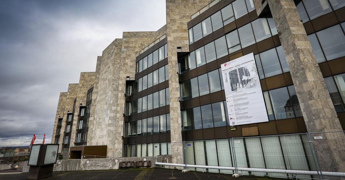 Keramik ersetzt bröckelnden Marmor an Mainzer Rathausfassade