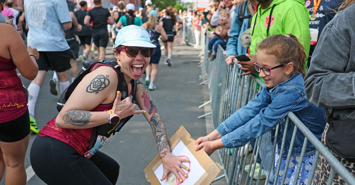 Läufer und Zuschauer geben beim Gutenberg-Halbmarathon alles