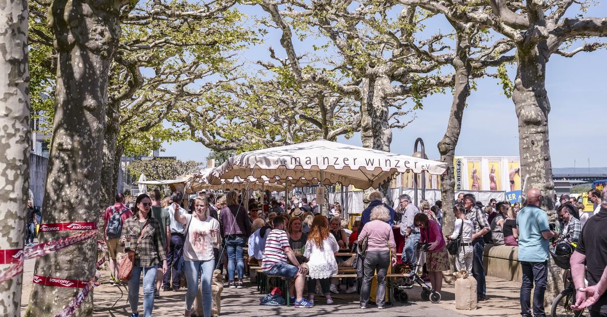 Rheinufer-Weinstand der Mainzer Winzer öffnet