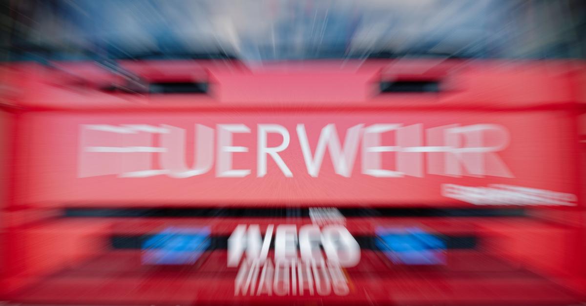 Viel Rauch bei Brand von Lagerhalle - Warnung für Anwohner
