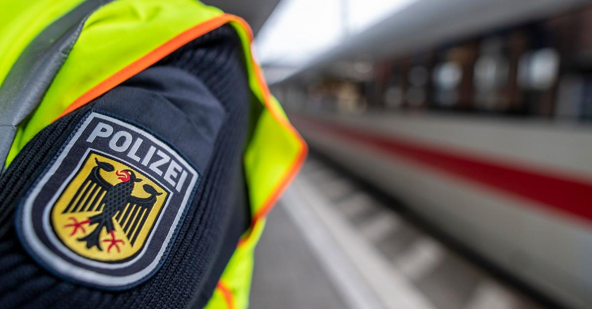 Flüssigkeit in ICE versprüht - Zugbegleiter ohnmächtig