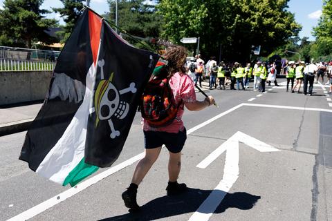 Steine fliegen, Scheiben bersten: Protest gegen G7 in Genf