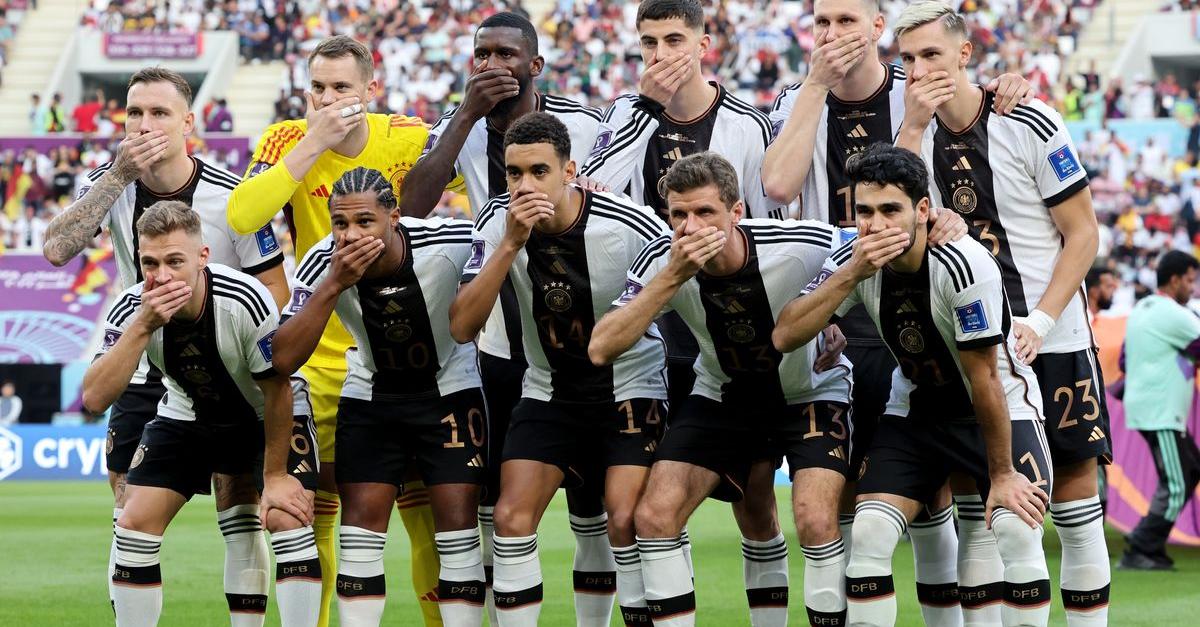 Hand vor den Mund: DFB-Auswahl mit Zeichen gegen FIFA