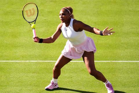 Topstar Serena Williams feiert Sieg bei Tennis-Comeback
