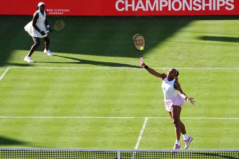 Topstar Serena Williams feiert Sieg bei Tennis-Comeback